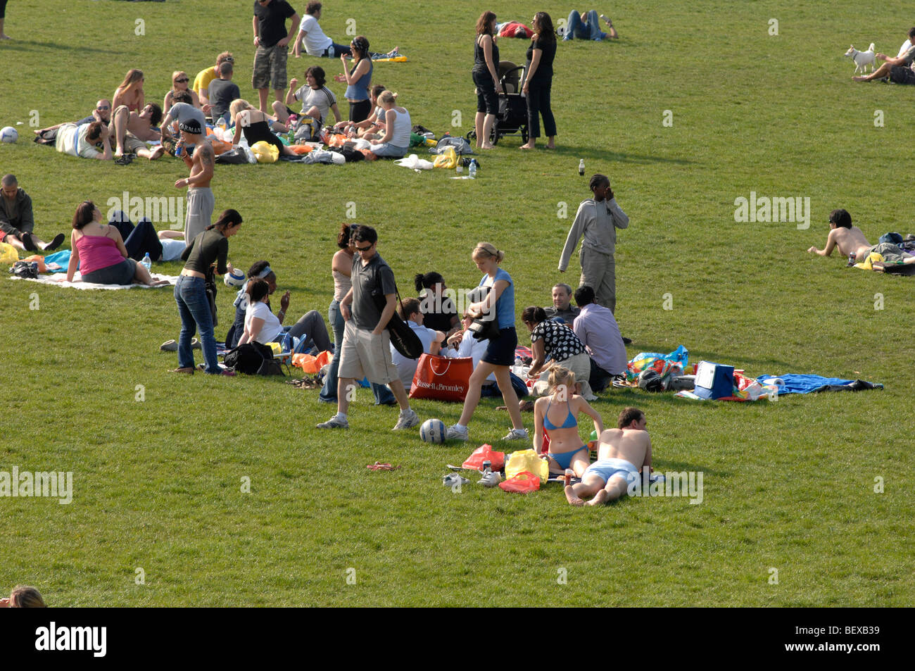 Wandsworth park family hi-res stock photography and images - Alamy