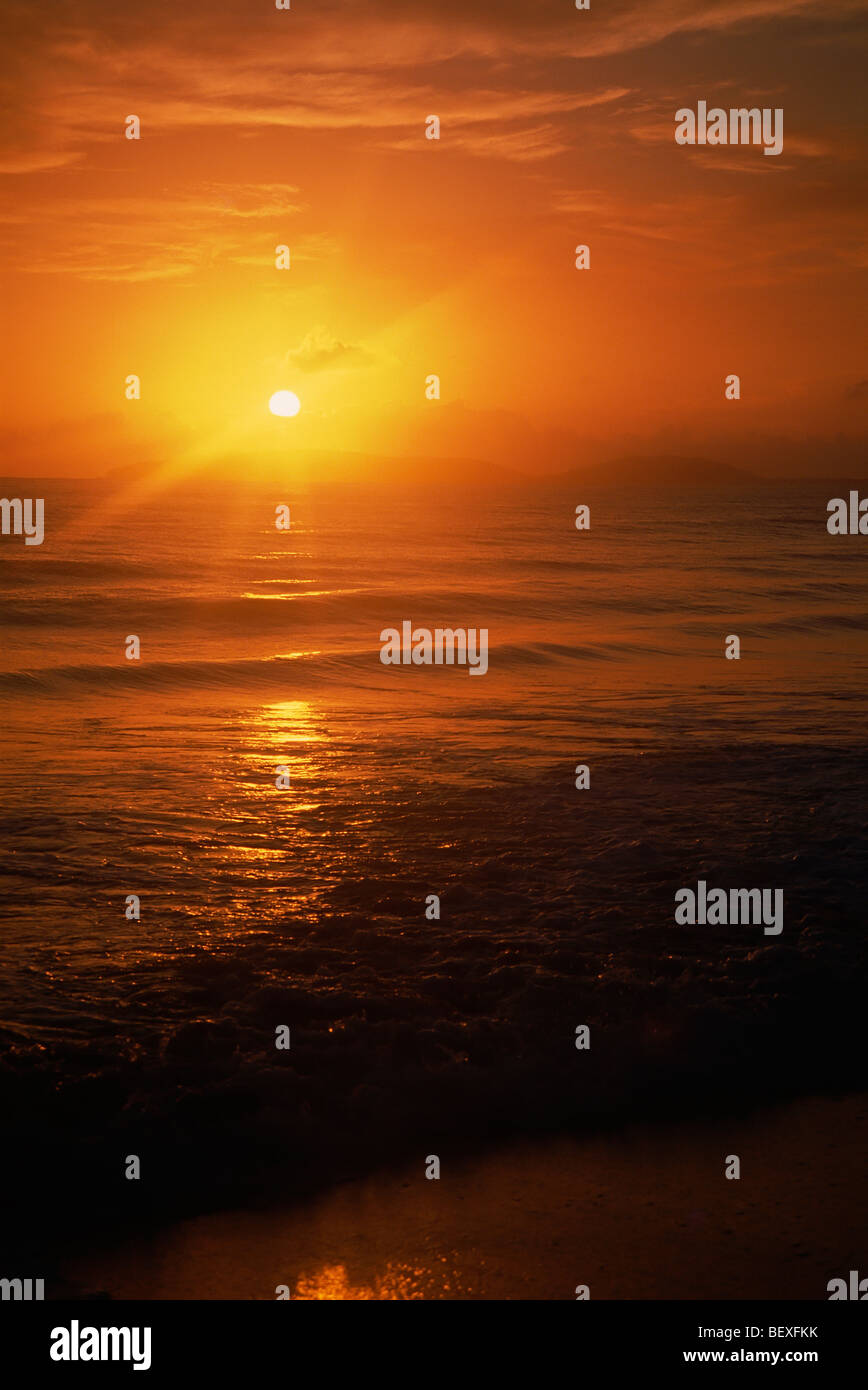 Starburst sunset over the sea hi-res stock photography and images - Alamy