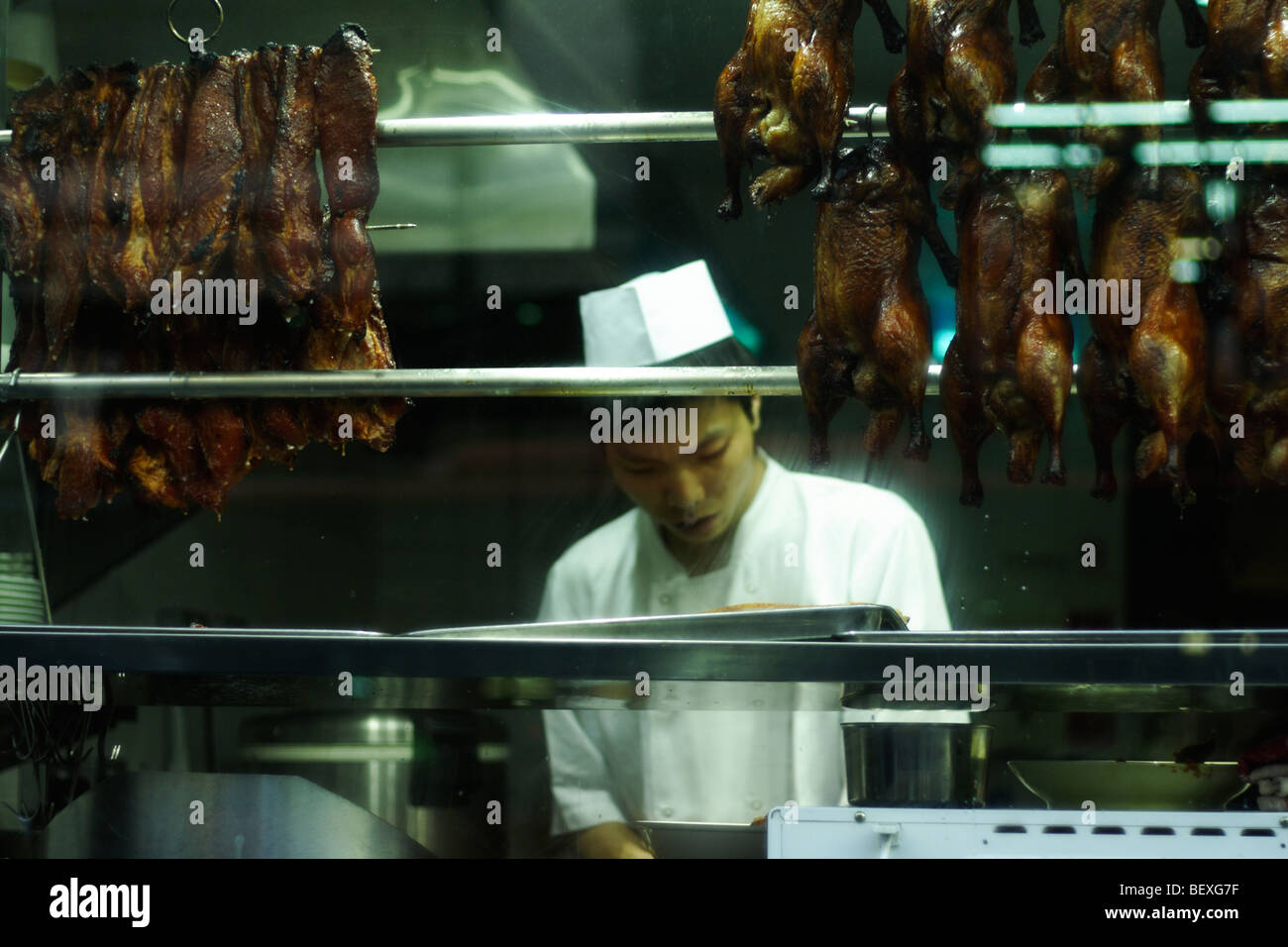 Peking duck hanging in window hi-res stock photography and images - Alamy