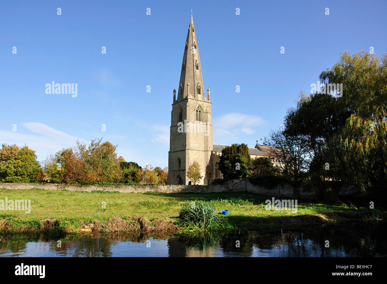 Building with river frontage hi-res stock photography and images - Alamy