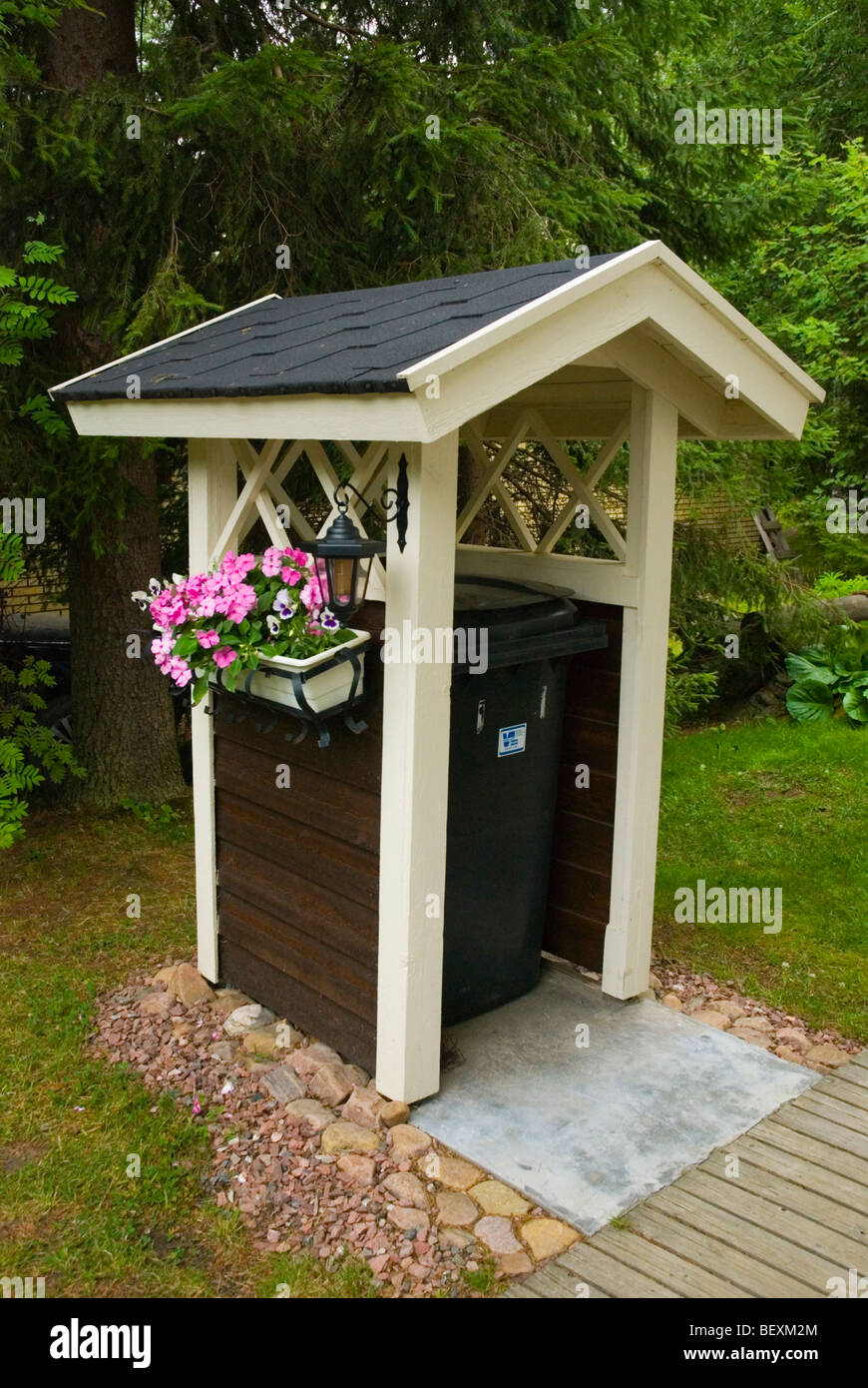 Painted garbage cans hi-res stock photography and images - Alamy