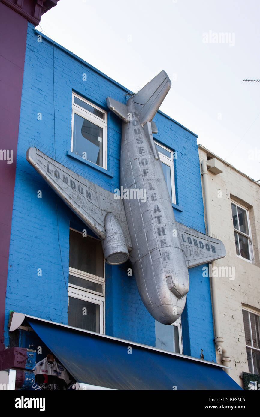 Plane over house hi-res stock photography and images - Alamy