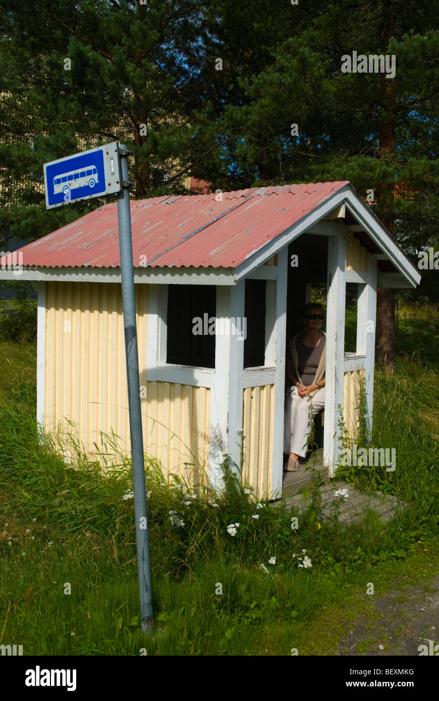 Bus stop waiting hut hi-res stock photography and images - Alamy