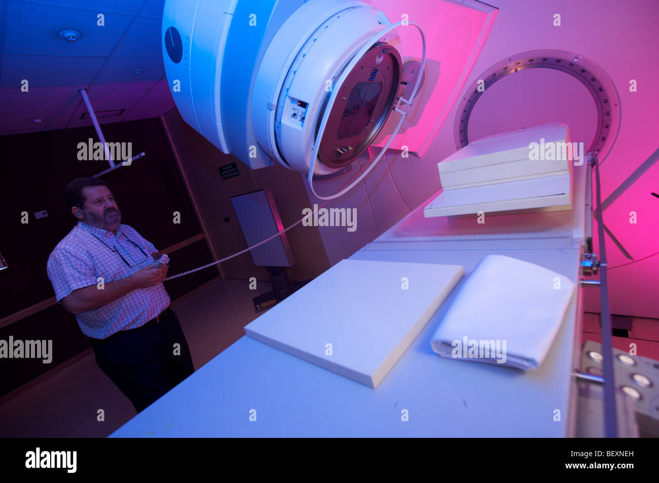 Radiotherapy machine hi-res stock photography and images - Alamy