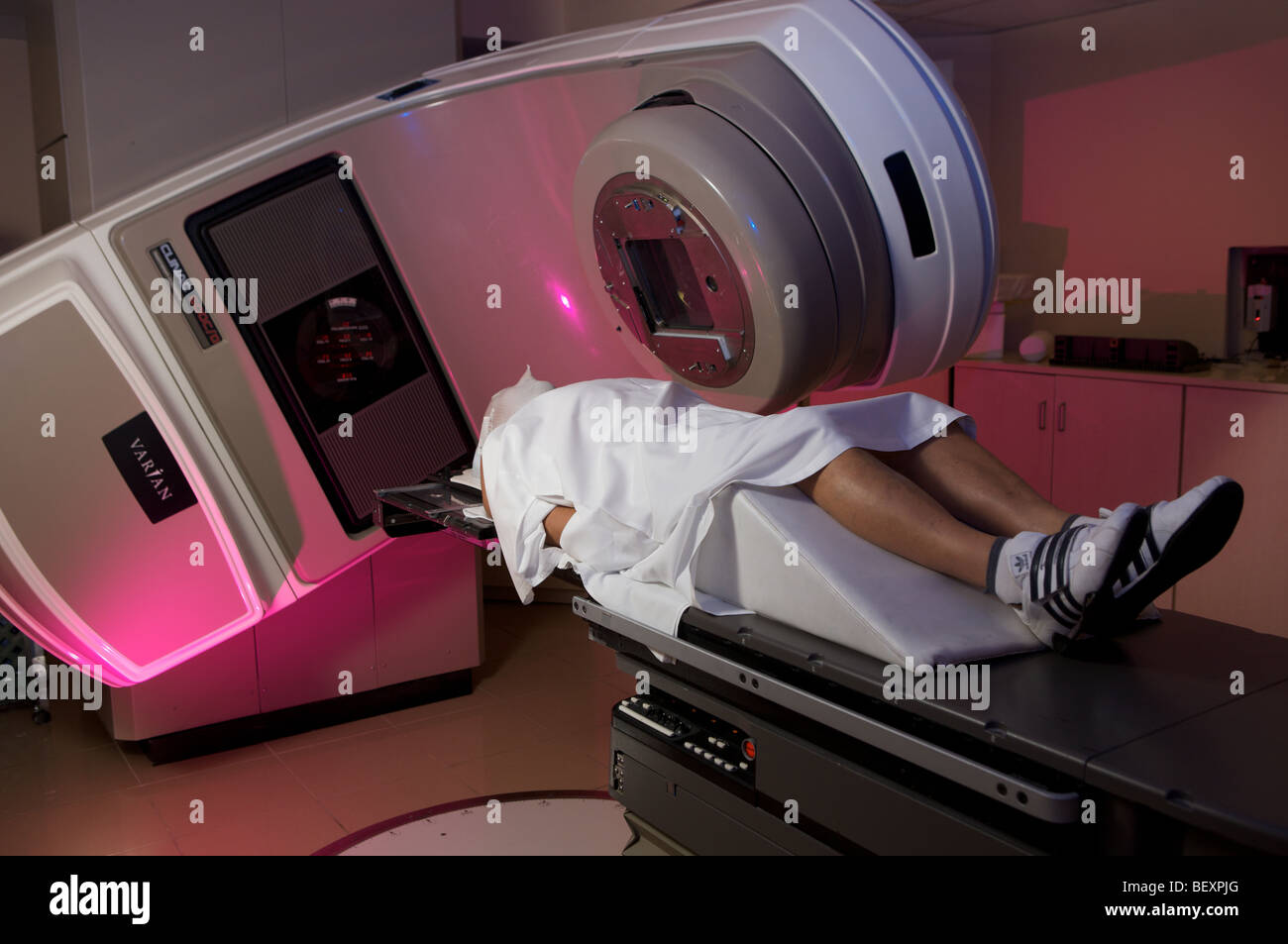 Cancer treatment hi-res stock photography and images - Alamy
