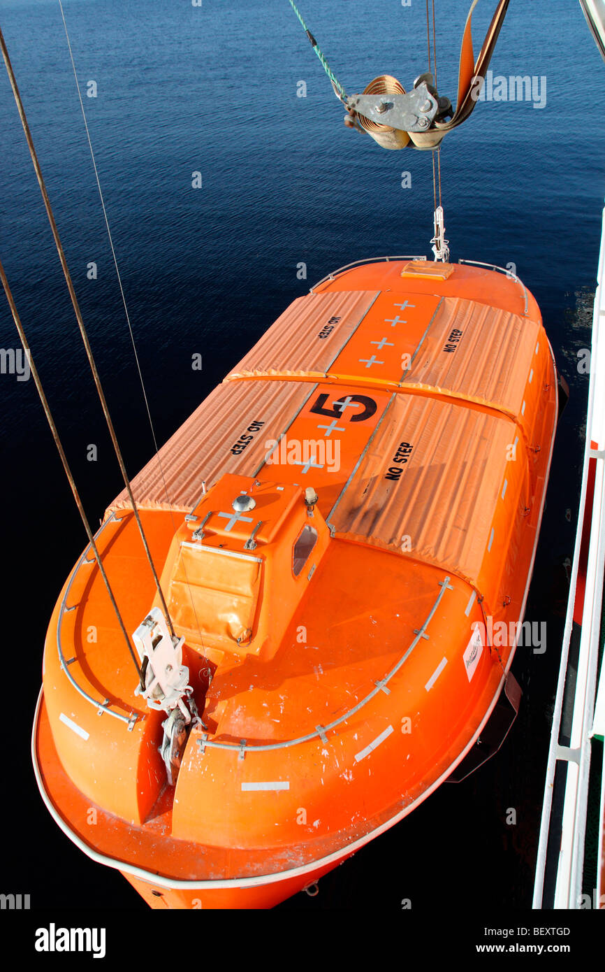 Davits hi-res stock photography and images - Alamy