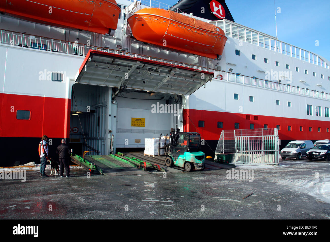 Cruise ship loading hi-res stock photography and images - Alamy