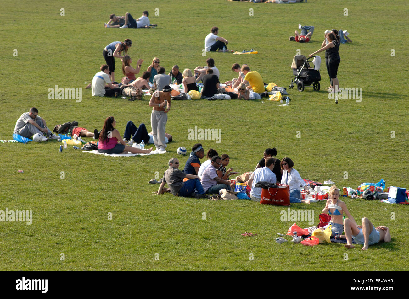 Family above park london hi-res stock photography and images - Alamy