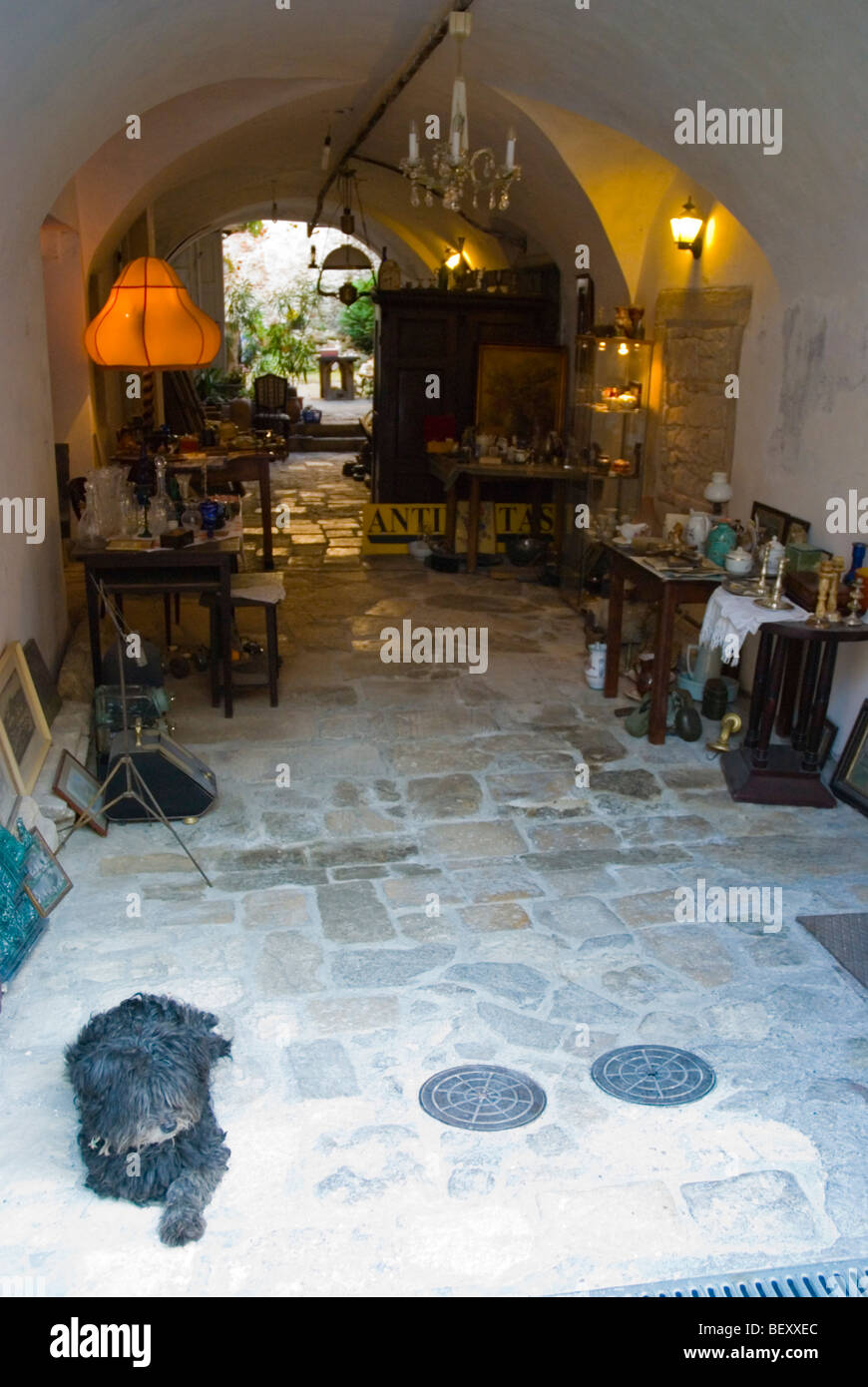 Europe antique shops hi-res stock photography and images - Alamy