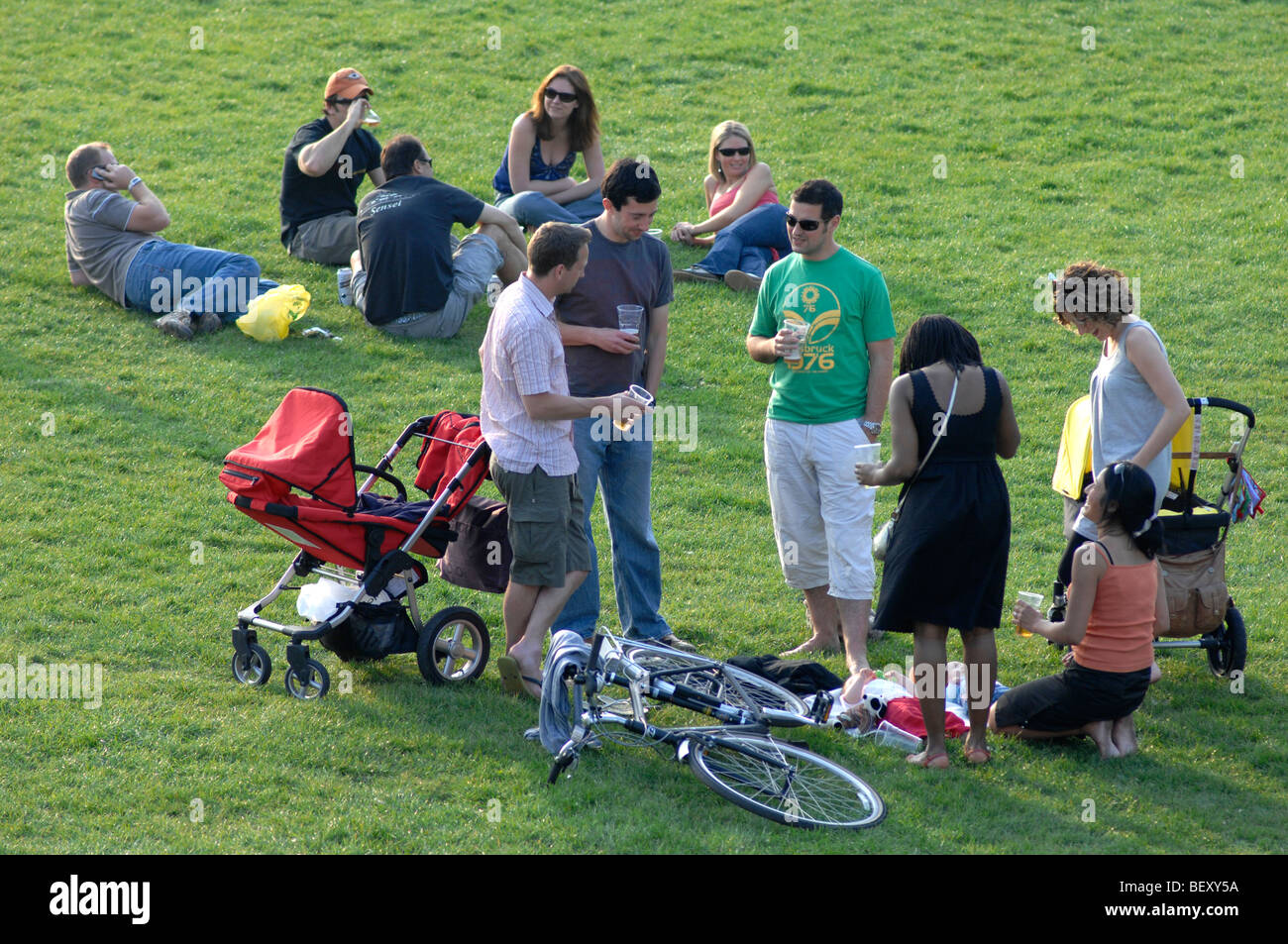 Family above park london hi-res stock photography and images - Alamy