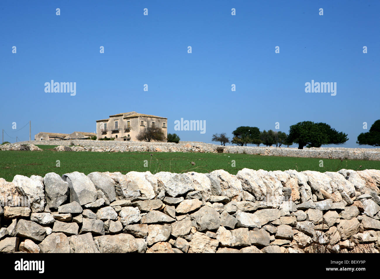 Dry stone wall sicily hi-res stock photography and images - Alamy