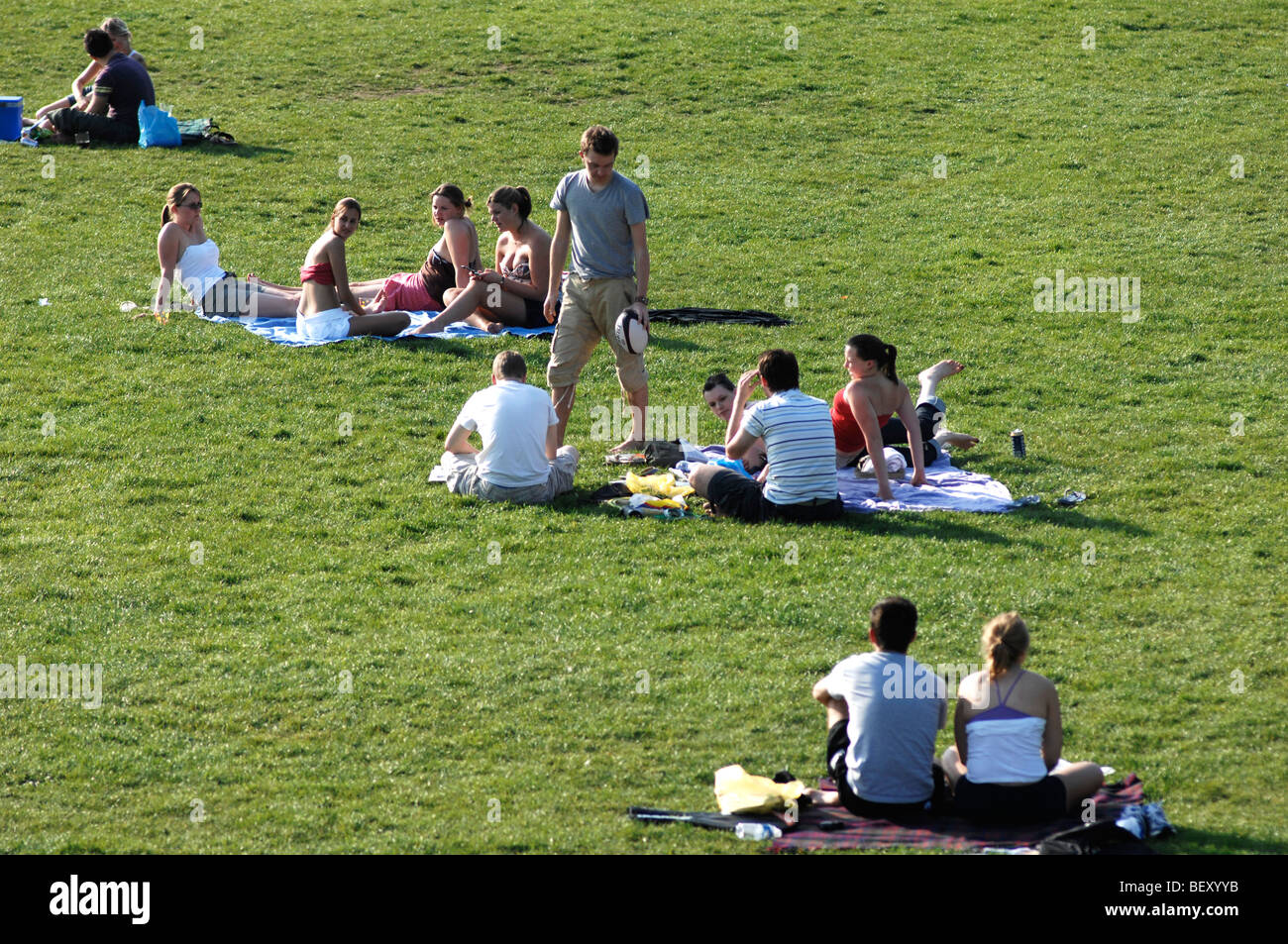 Picnic london park family hi-res stock photography and images - Alamy