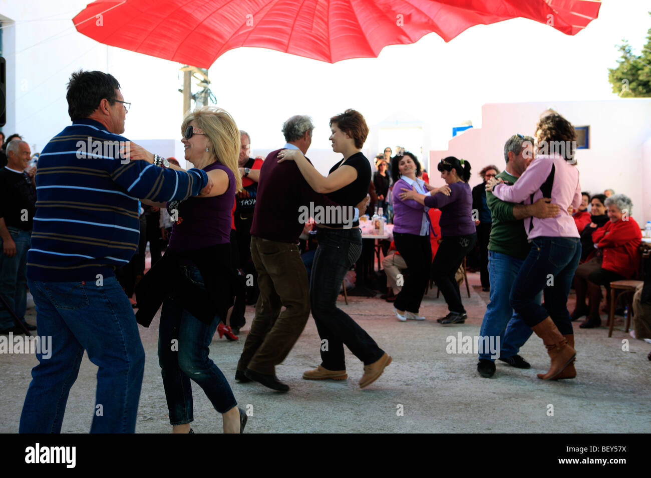 Group couples dancing together hi-res stock photography and images - Alamy