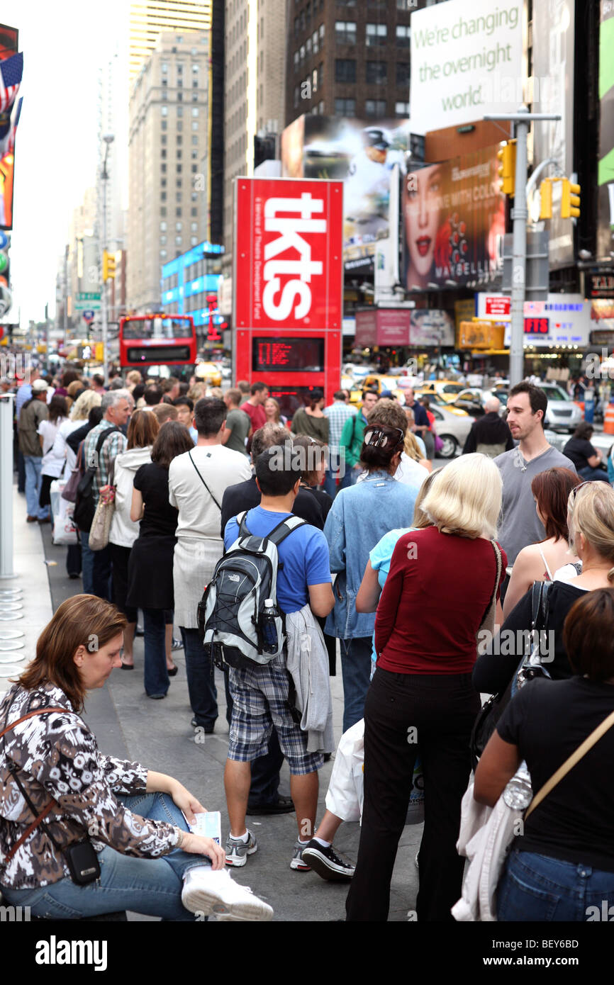 Theatregoers crowd hi-res stock photography and images - Alamy
