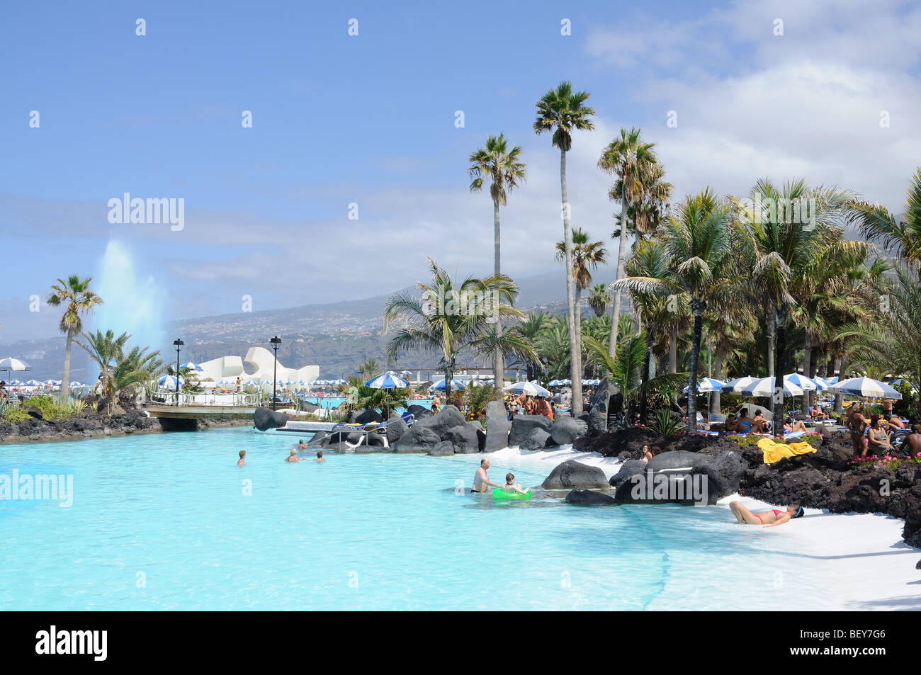 Lago martianez puerto de la cruz hi-res stock photography and images ...