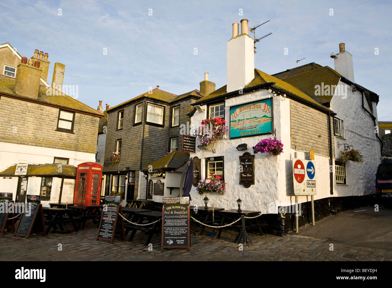 Pub front cornwall hi-res stock photography and images - Alamy