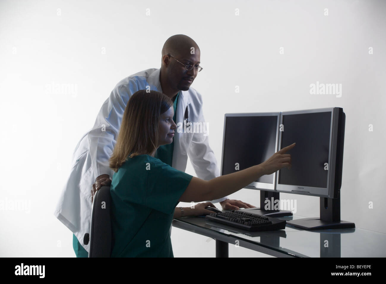 Lab coats computer screen hi-res stock photography and images - Alamy