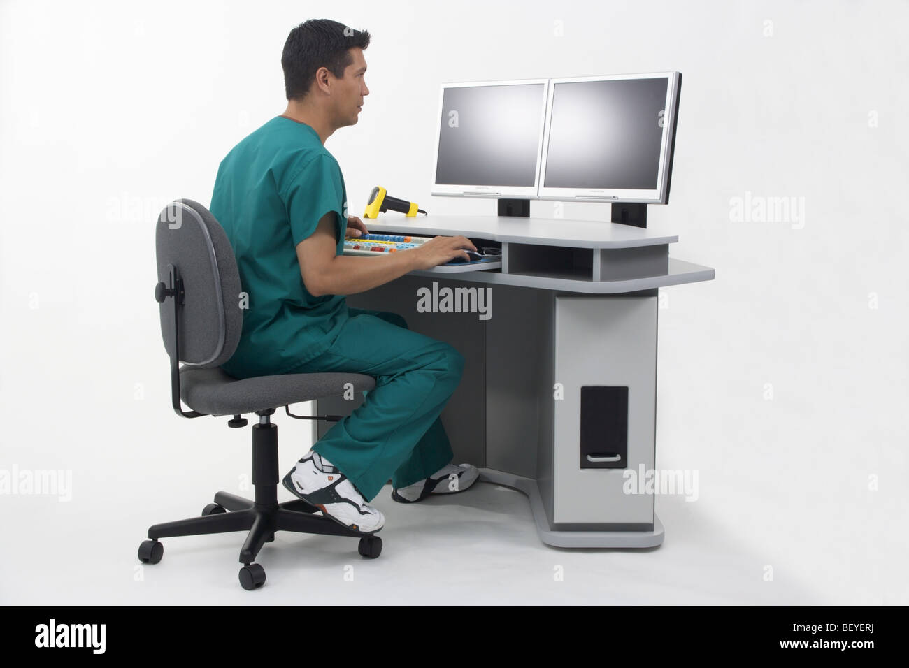 Lab coats computer screen hi-res stock photography and images - Alamy