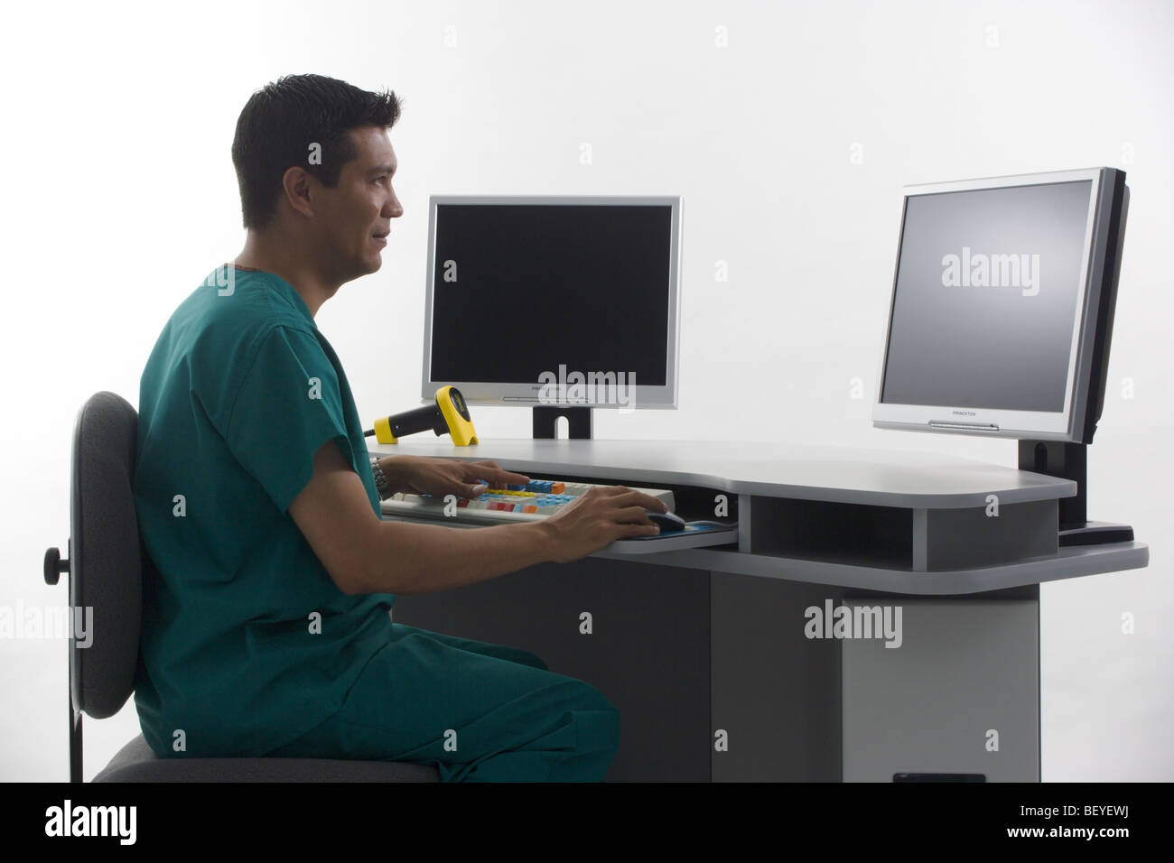 Clerical medical screen hi-res stock photography and images - Alamy