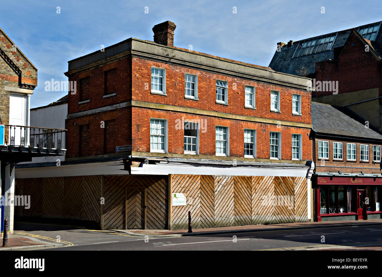 Flats above shop hi-res stock photography and images - Alamy