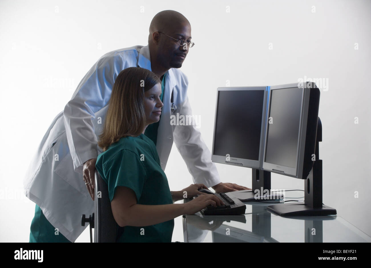 Engineers in lab coats hi-res stock photography and images - Alamy