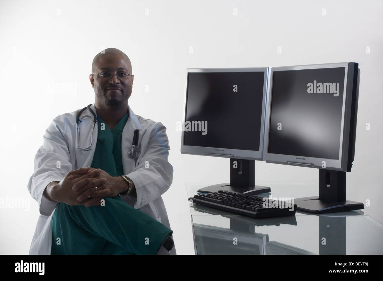 Lab coats computer screen hi-res stock photography and images - Alamy
