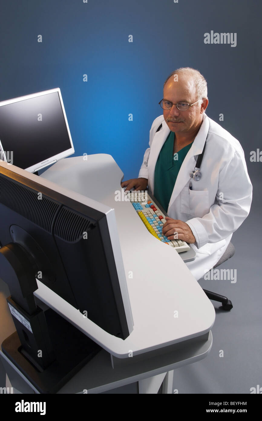 Clerical medical screen hi-res stock photography and images - Alamy