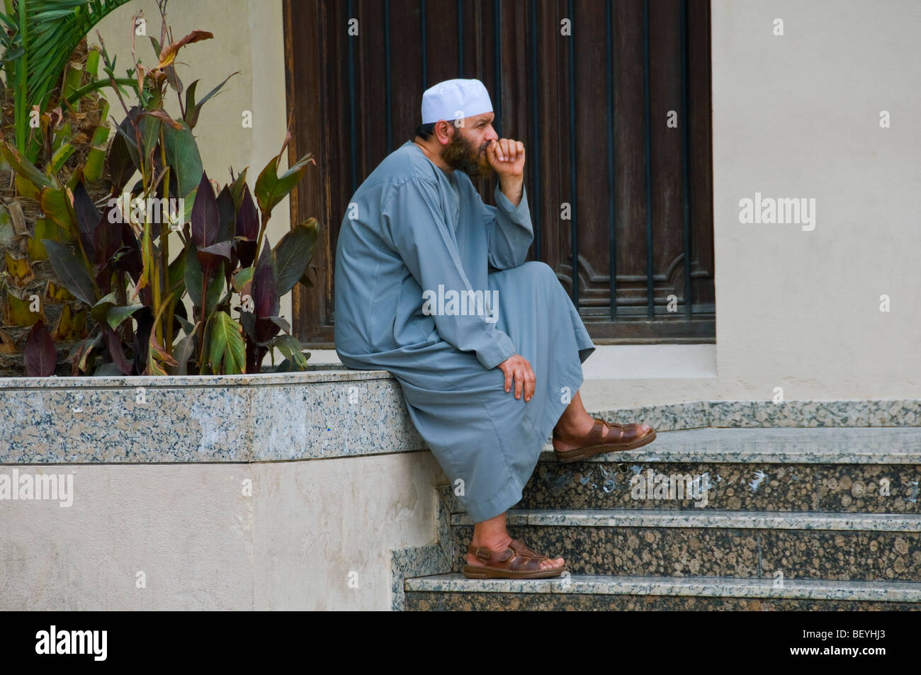 Worshiper in front of Mosque Dubai Stock Photo - Alamy