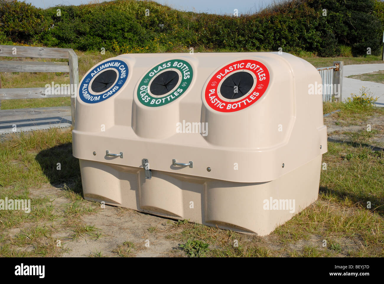 A recycle bin for recycling cans and bottles Stock Photo - Alamy