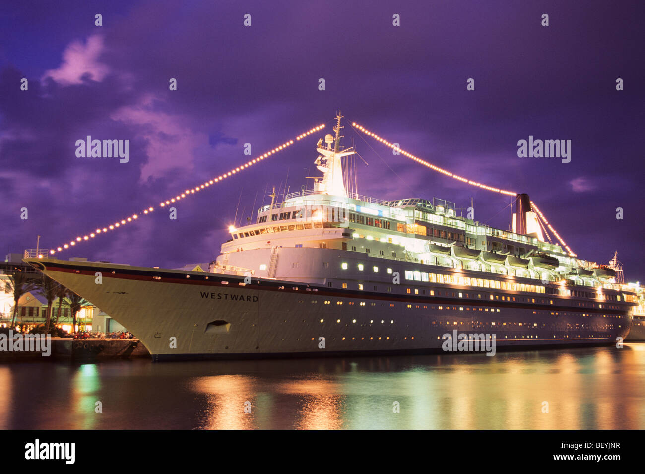 Ship docked in hamilton bermuda hi-res stock photography and images - Alamy