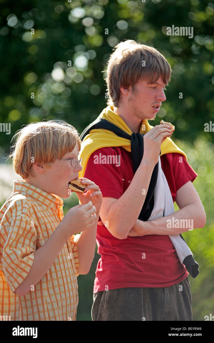 Boys eating fast food teenagers hi-res stock photography and images - Alamy