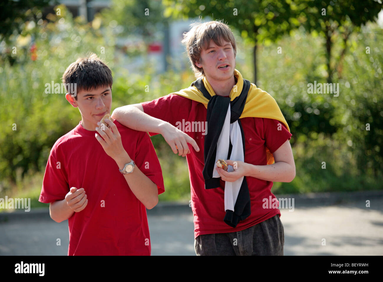 Boys eating fast food teenagers hi-res stock photography and images - Alamy