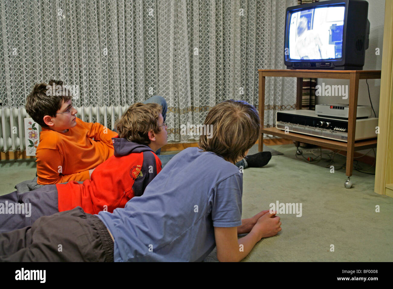 teenage boys watching television Stock Photo - Alamy