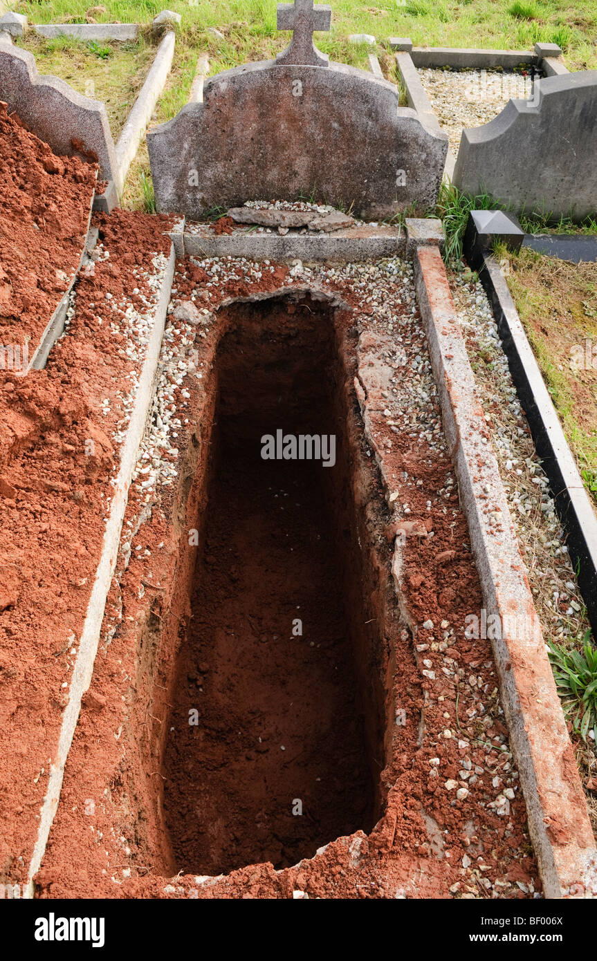 Open grave, freshly dug and awaiting burial Stock Photo: 26430402 - Alamy Open grave, freshly dug and awaiting burial Stock Photo: 26430402 - Alamy
