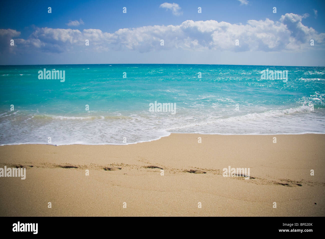 Footprints in sand and stunning blue ocean at Miami beach. South beach ...