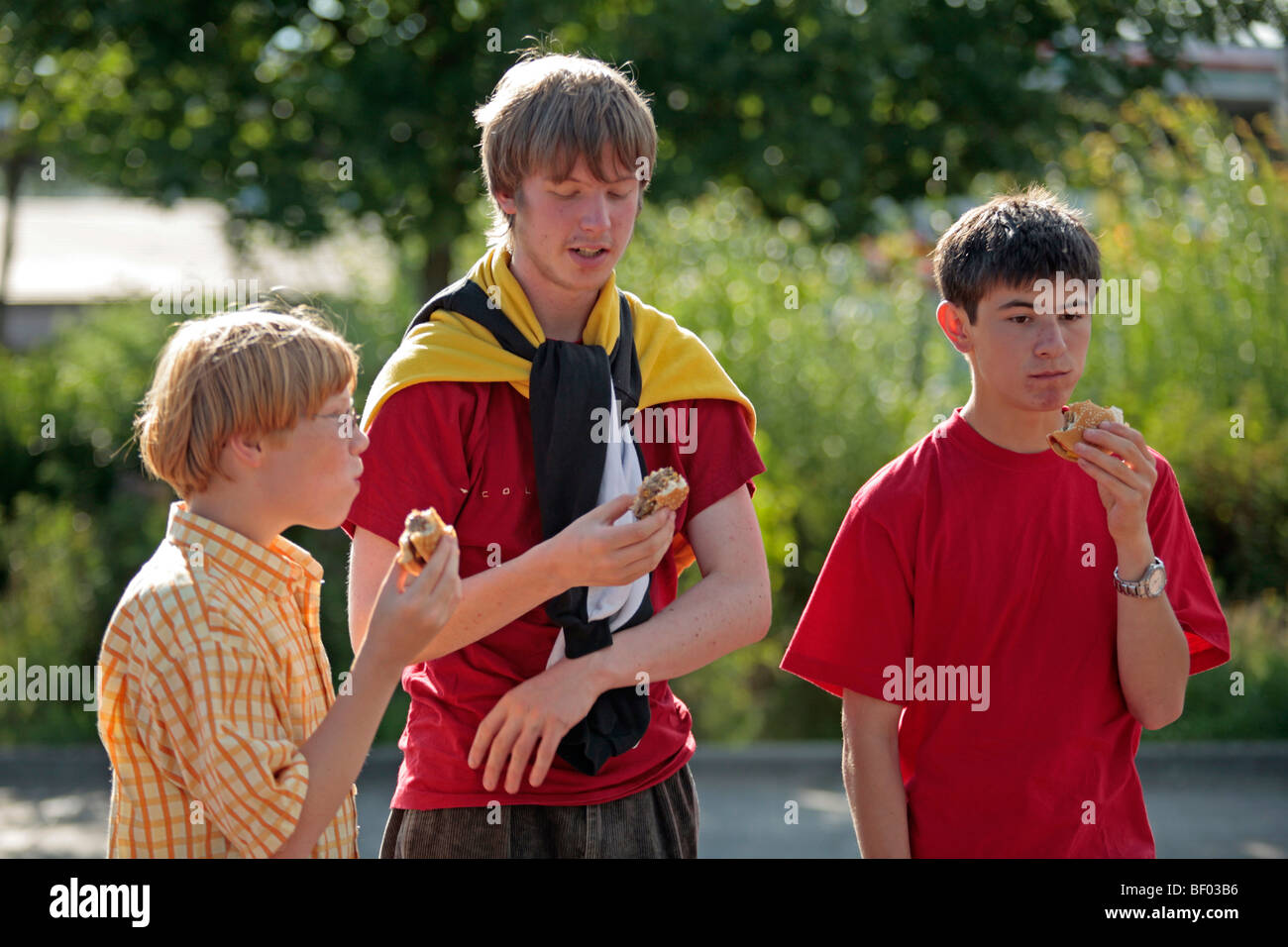 Boys eating fast food teenagers hi-res stock photography and images - Alamy