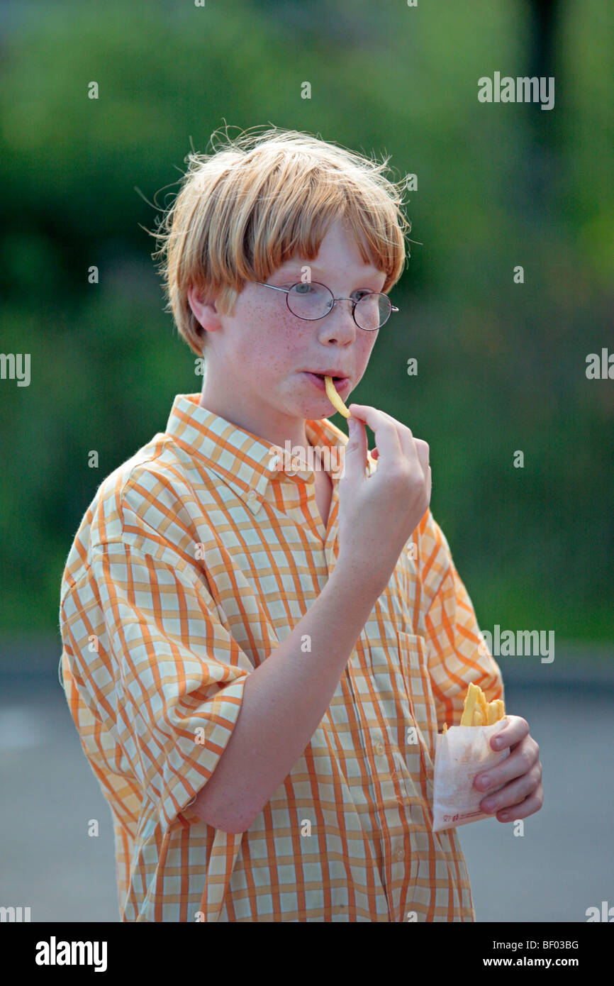portrait of a young boy eating fast food Stock Photo - Alamy
