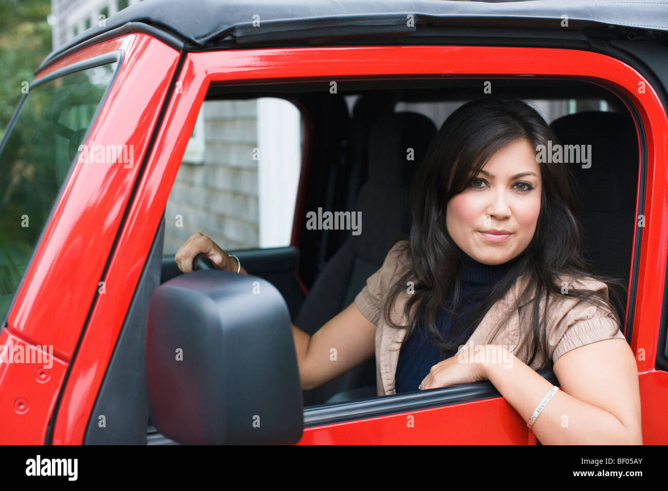 Portrait of a woman driving a jeep Stock Photo - Alamy