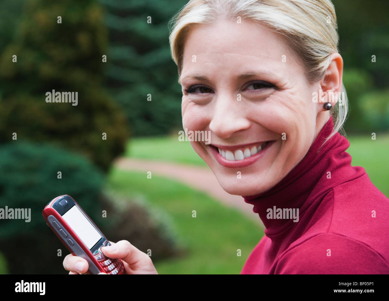 Woman holding hand phone hi-res stock photography and images - Alamy
