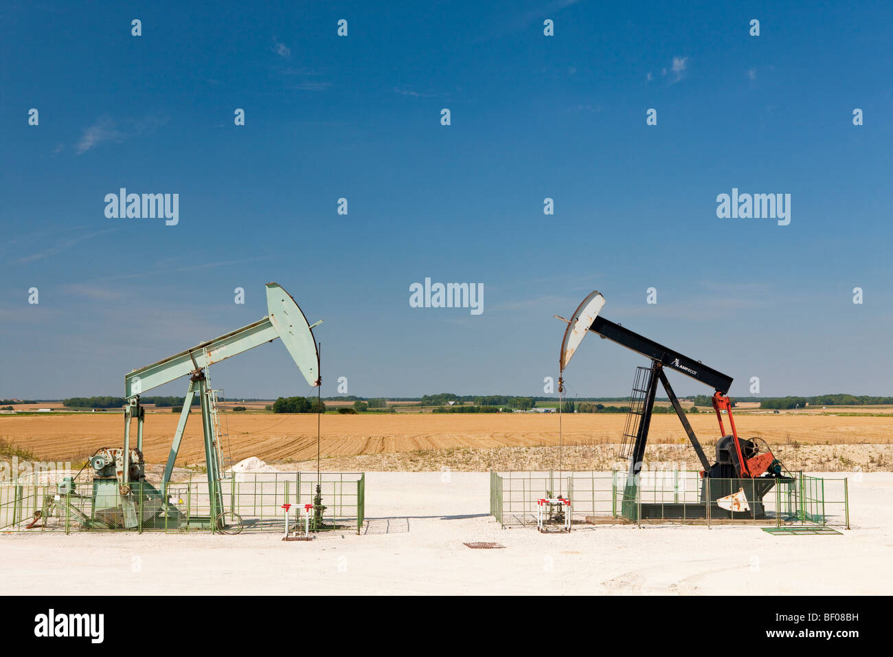 Oil derrick hi-res stock photography and images - Alamy