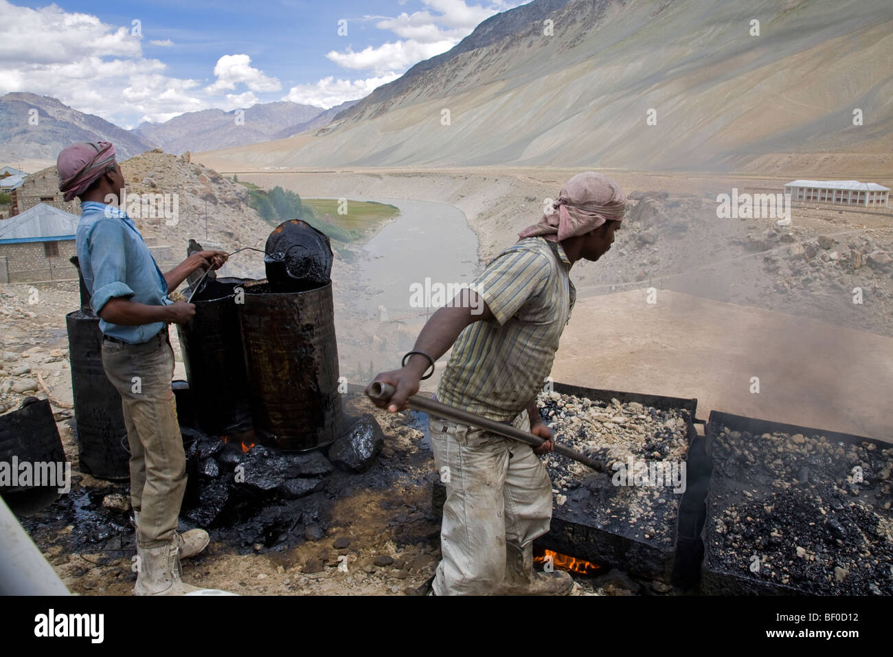 Man men working road tar zanskar india hi-res stock photography and ...