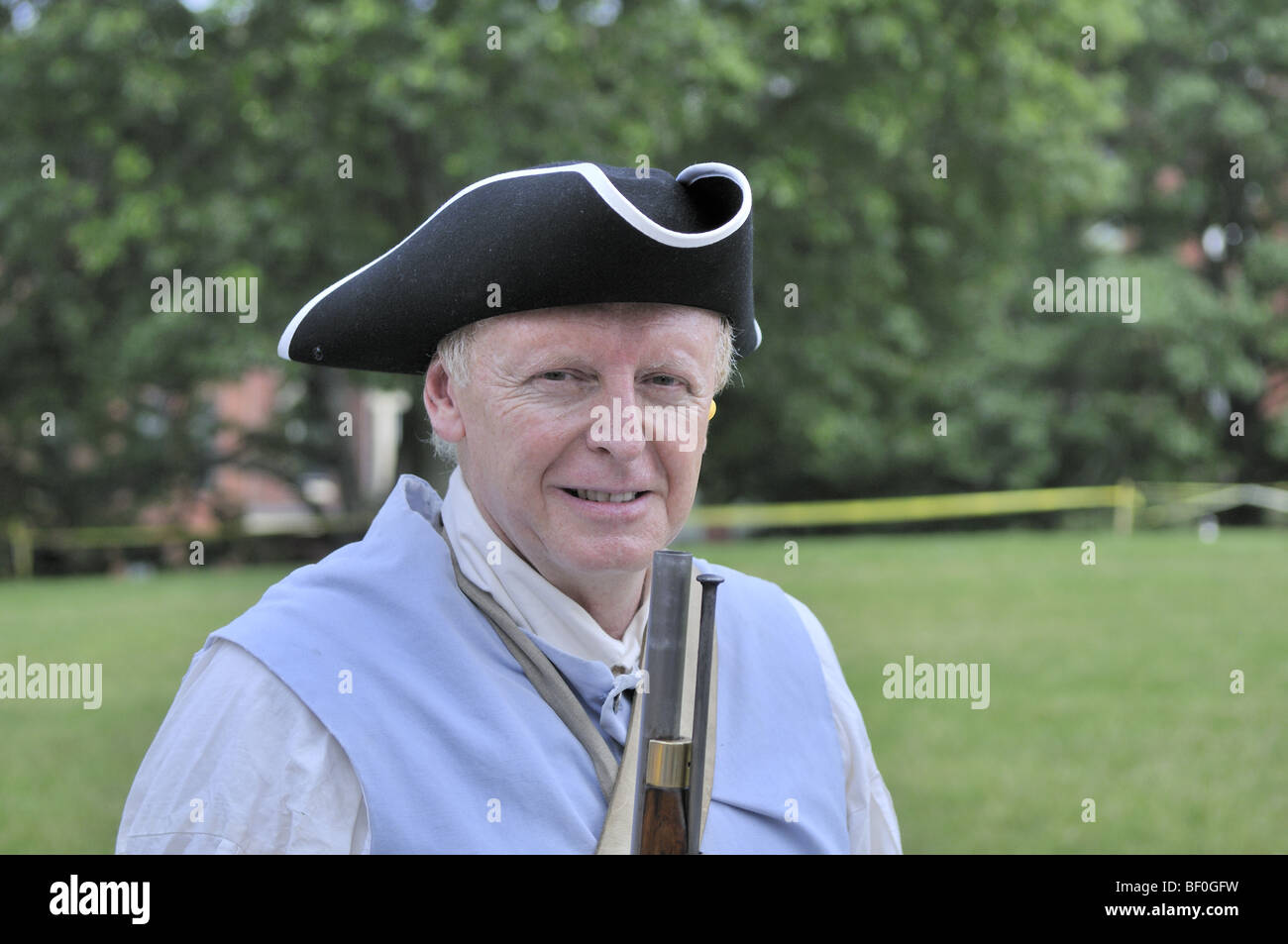Old man with gun hi-res stock photography and images - Alamy