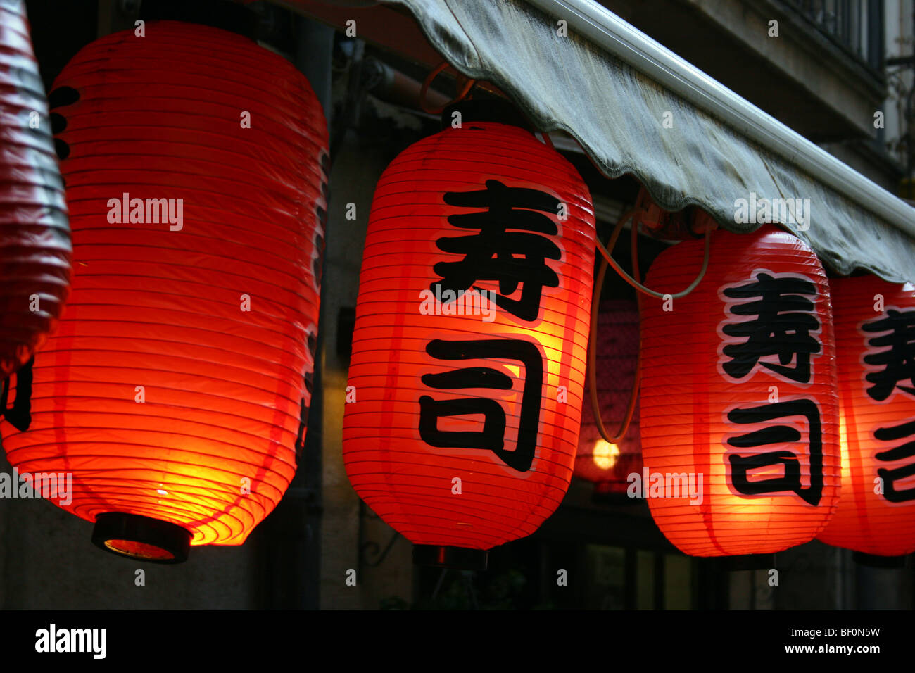 Chinese lanterns outside chinese restaurant hi-res stock photography ...