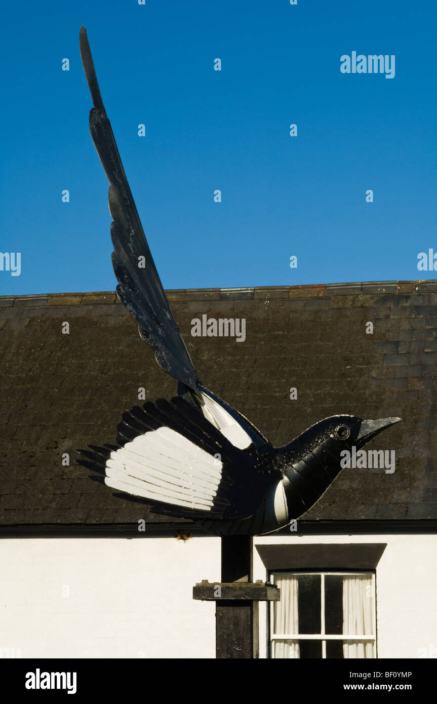 Magpie sculpture in Weobley Stock Photo - Alamy