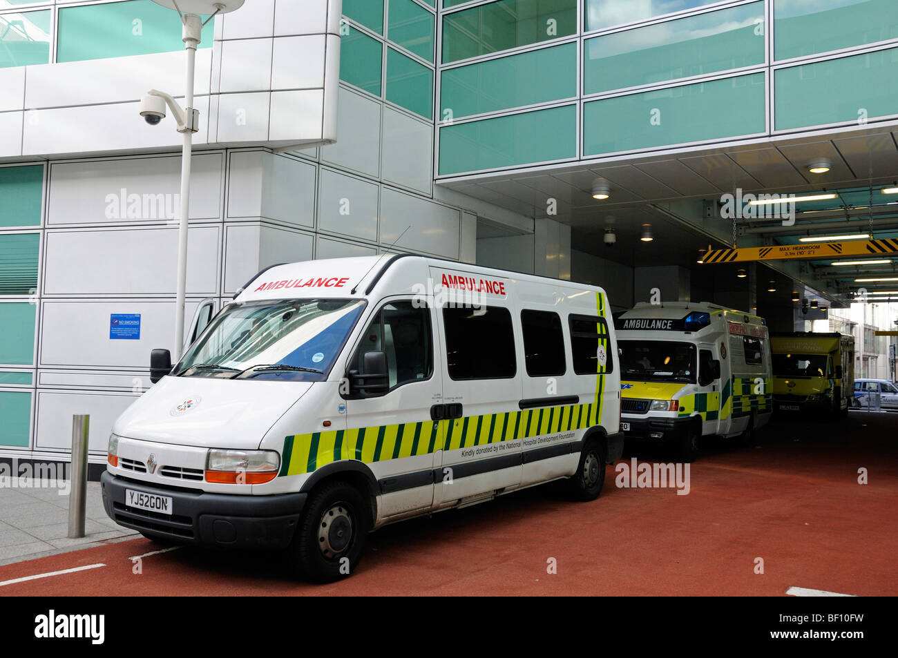 Ambulances uk hi-res stock photography and images - Alamy