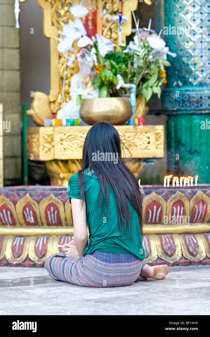 People praying at Shwedagon Paya, Yangoon, Myanmar Stock Photo - Alamy