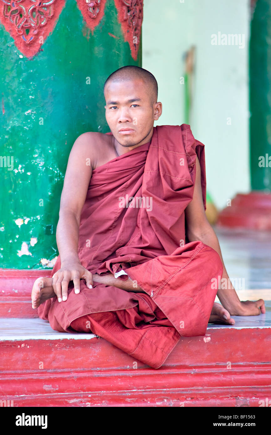 People praying at Shwedagon Paya, Yangoon, Myanmar Stock Photo - Alamy