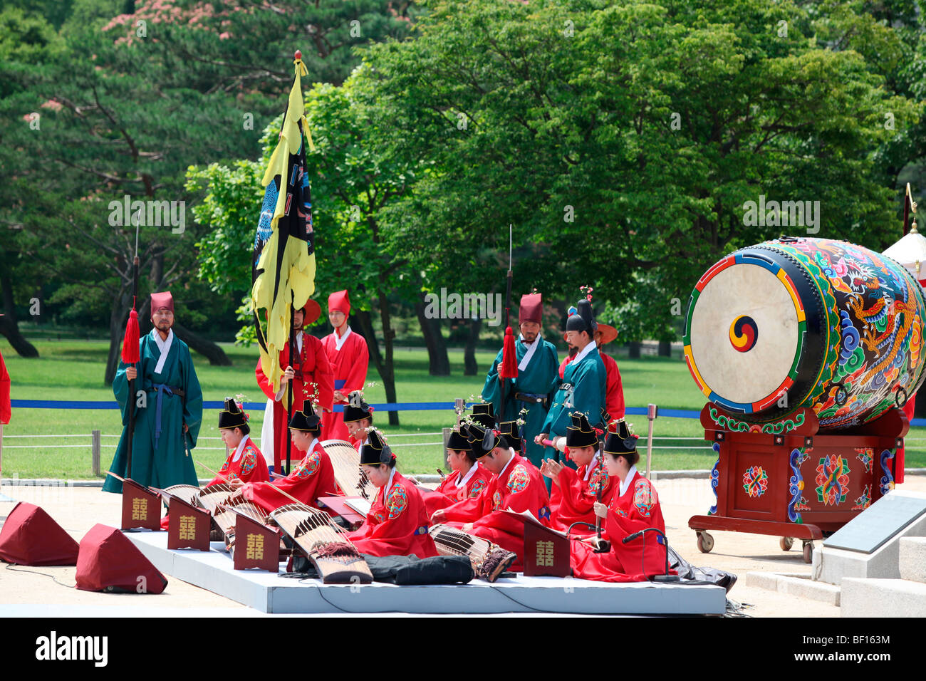 Musicians playing traditional instruments outside the Gyeongbok Palace ...