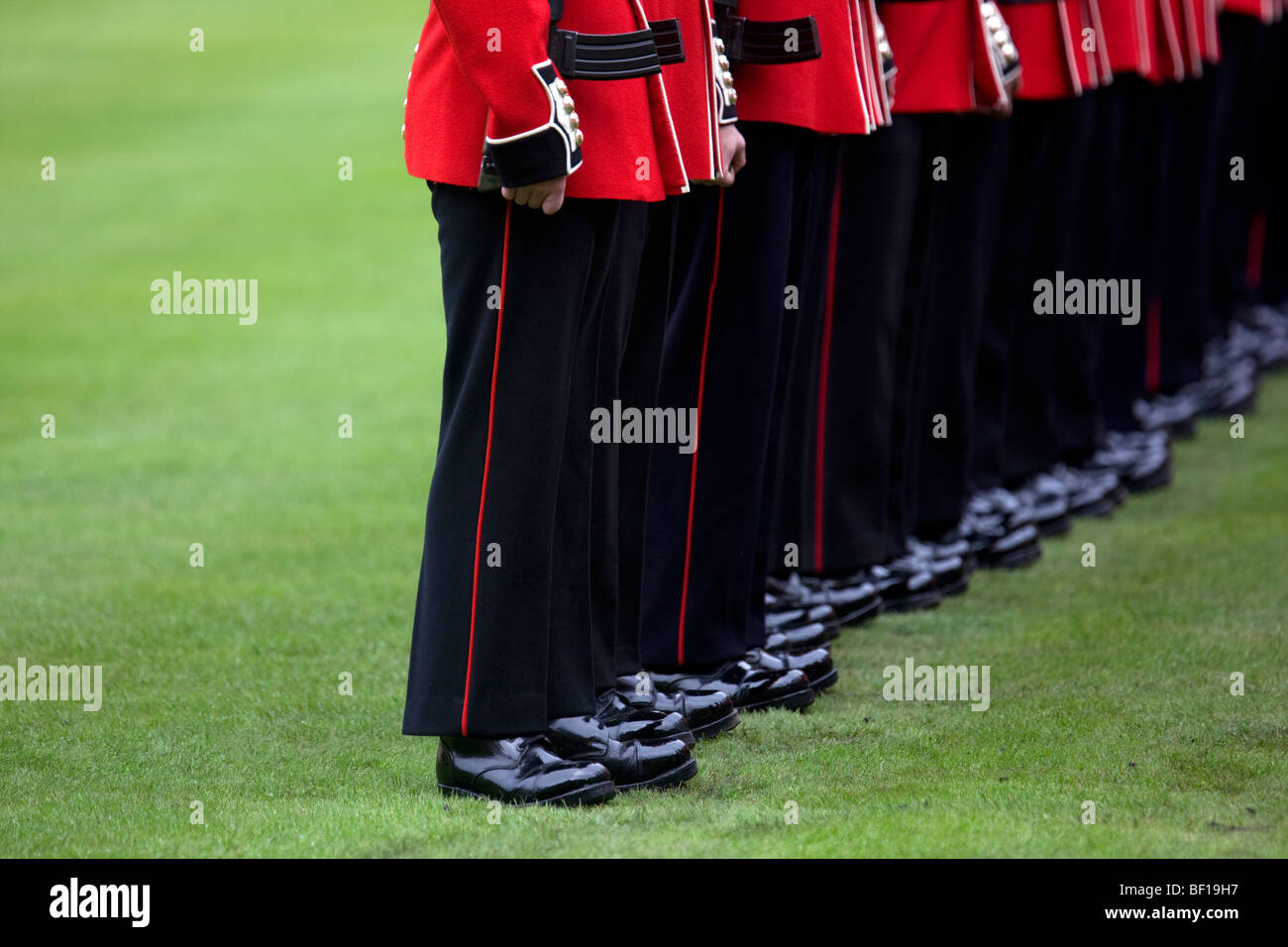British army soldiers standing attention hi-res stock photography and ...