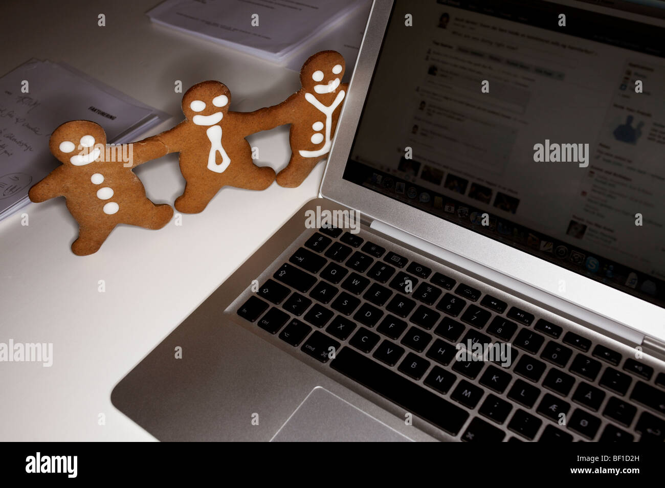 Gingerbread men holding hands hi-res stock photography and images - Alamy